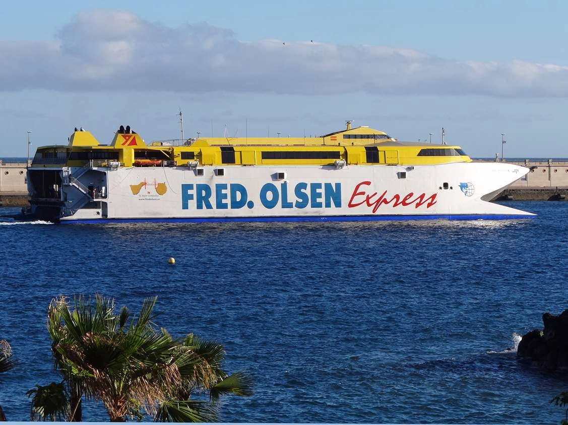 Ships Photo Gallery: BENCOMO - FRED OLSEN EXPRESS